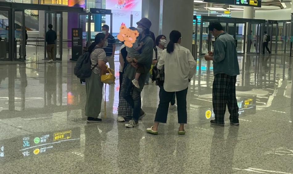 Netizens ran into Xiang Zuo Guo Biting's family at the airport, Xiang ...
