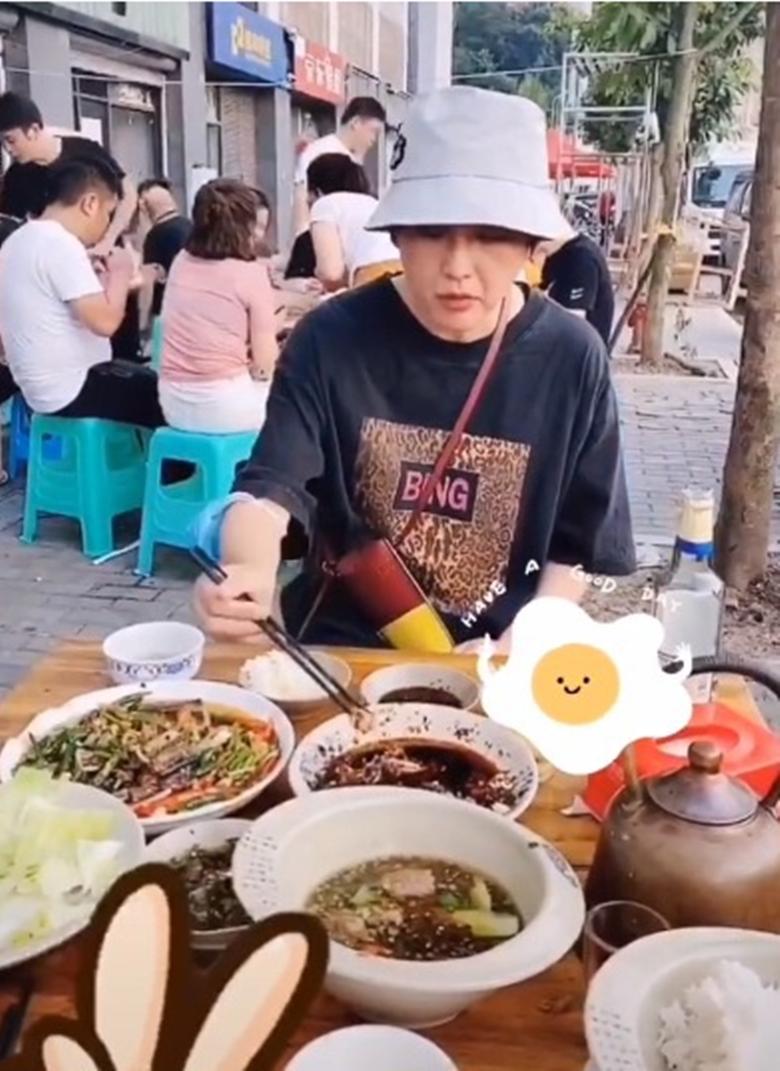 Also 54 years old and childless, Kong Lin is aging so fast and real ...