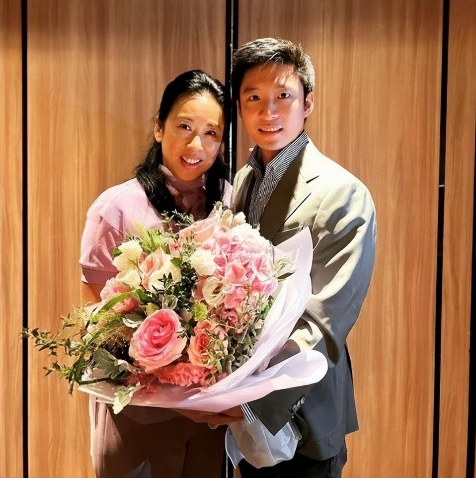 Zhu Lingling's son and his girlfriend watch the football game!Su Yan is ...