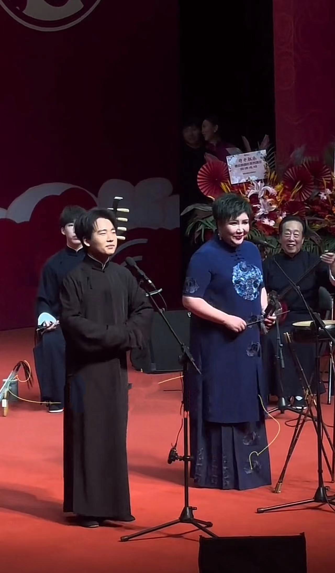 Guo Degang's wife, Wang Hui, has changed a lot! Dyed green hair has a ...