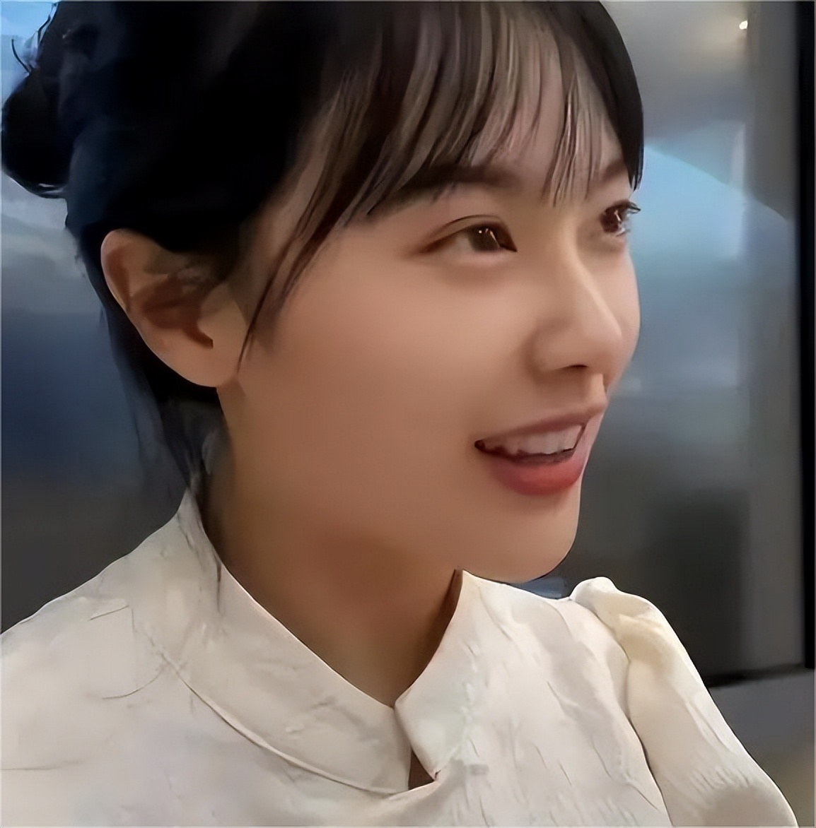 The plain face of Mr. Huang, who was digging and digging, was exposed ...