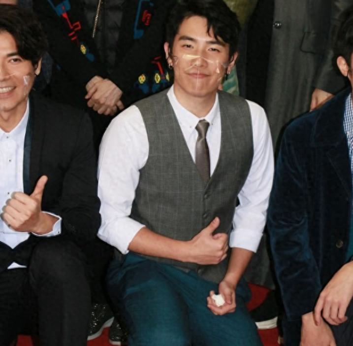 David Jiang led the handsome men and beauties on the show, and all the families lined up in a ...