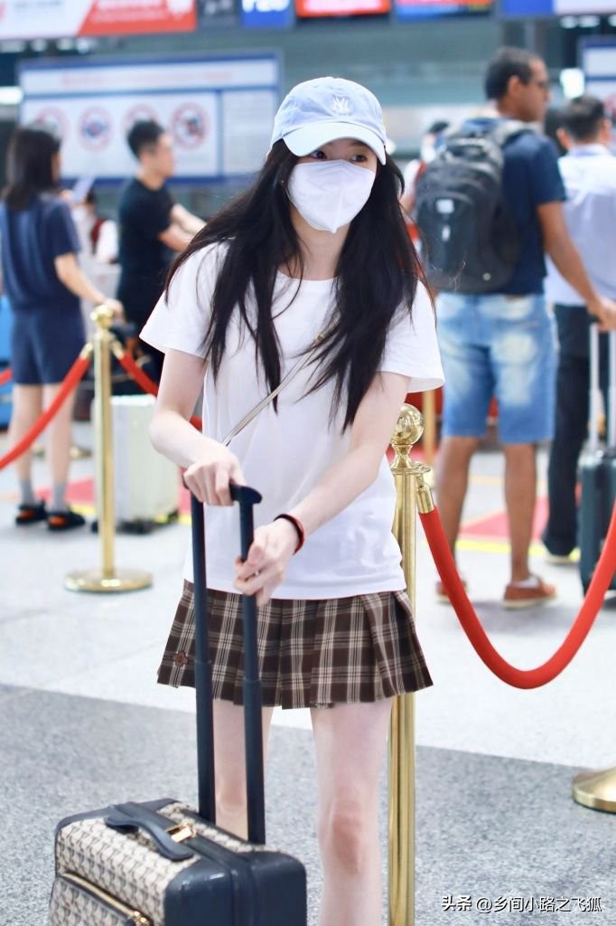 Liu Haocun appeared in casual wear at the airport with a white T and a ...