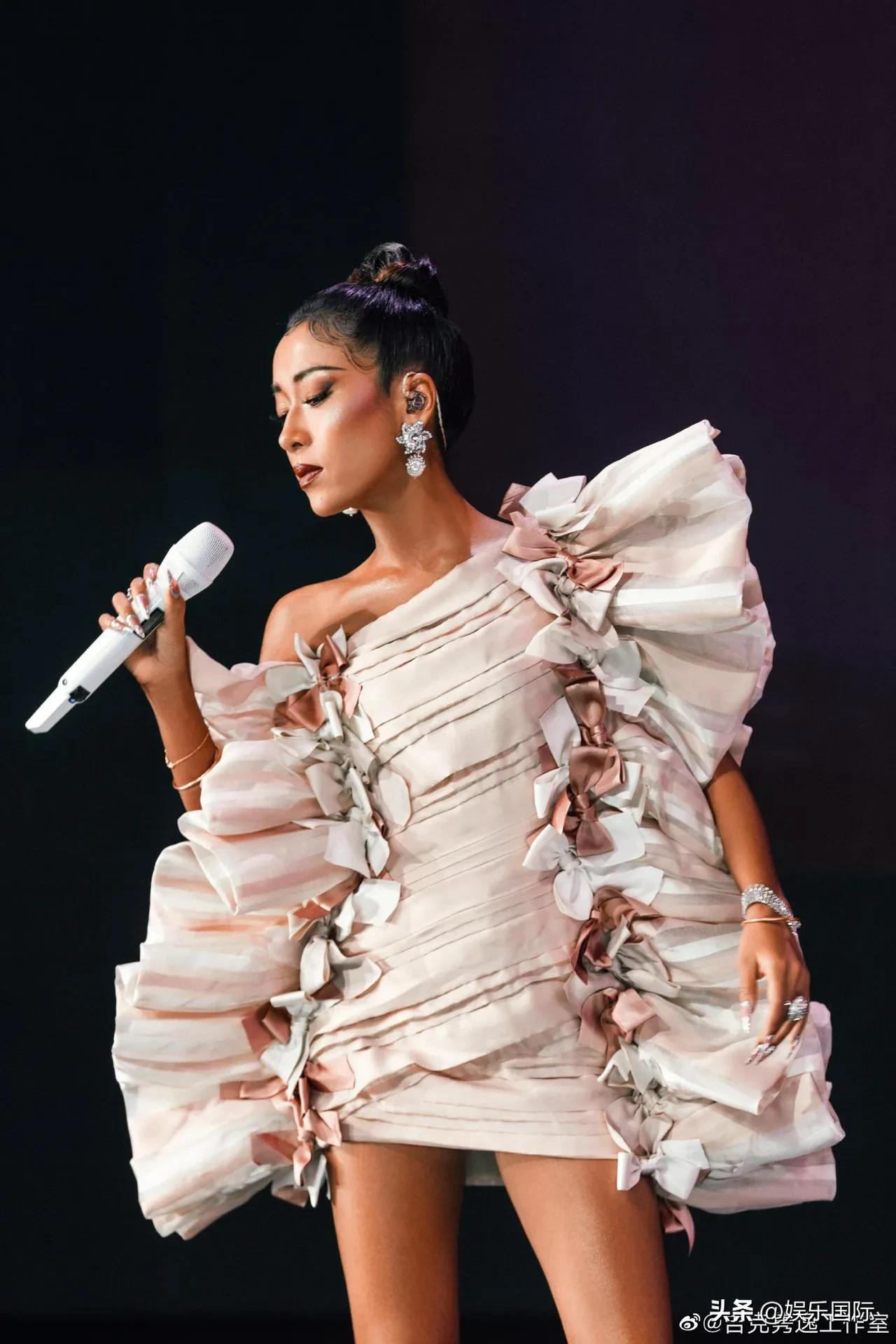 Jike Junyi's latest stage appearance wears a personalized pink skirt to ...