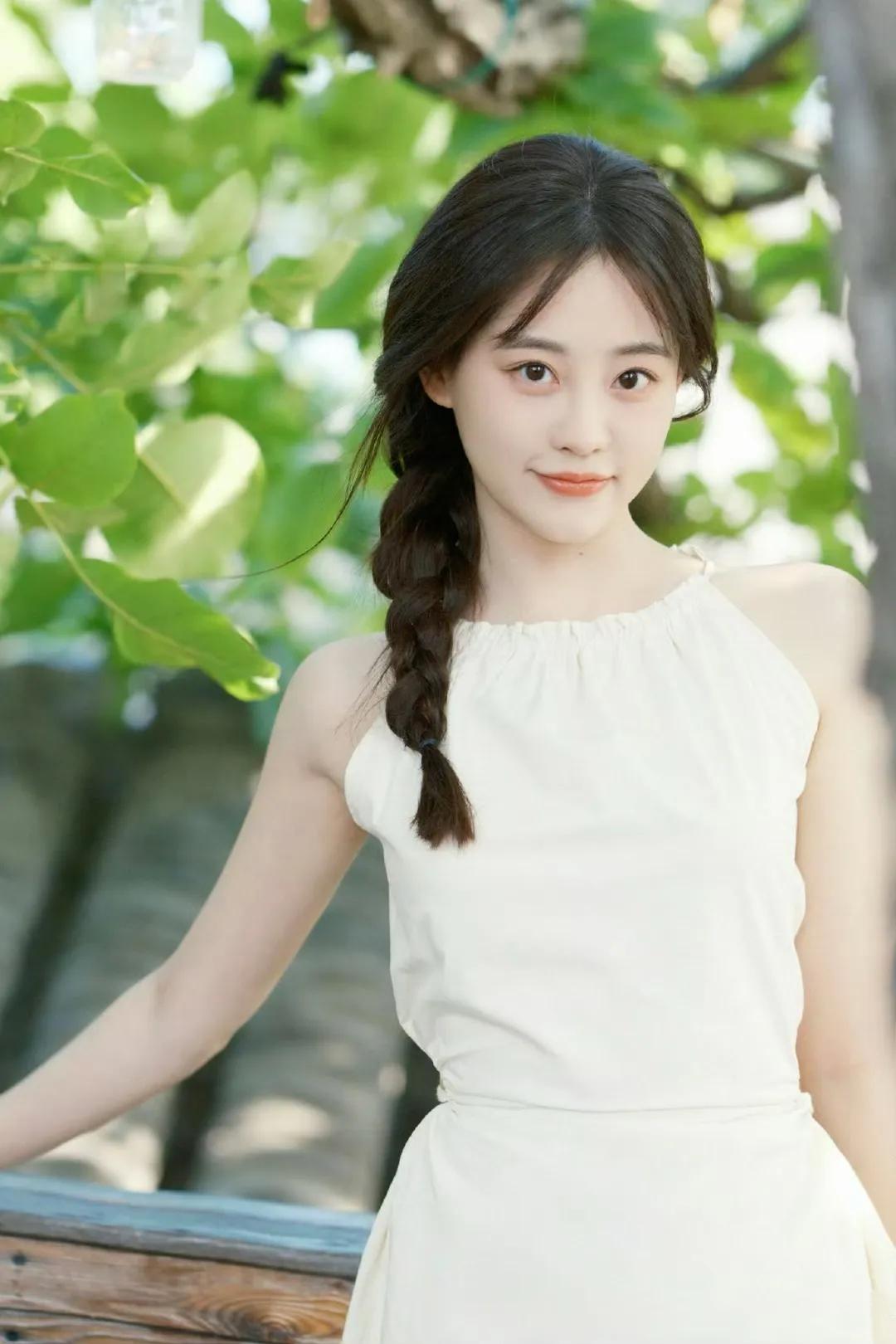 Zhu Xudan's white dress - iNEWS