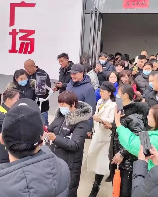 Male fans shouted at Chen Yanan from the air, wanting to drive a ...