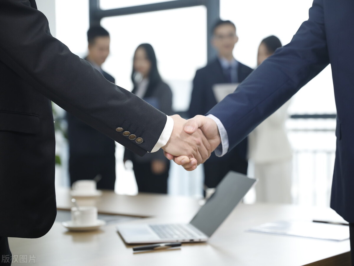 How should a company deal with negative online or negative public ...