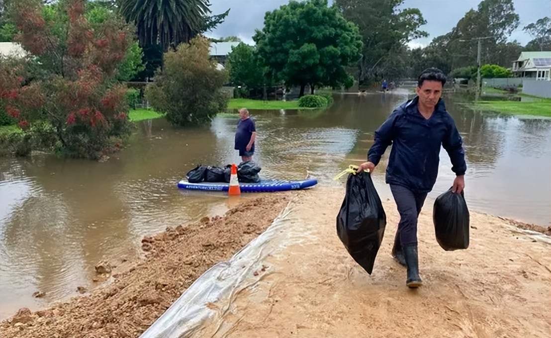 Victorian flash flood crisis continues, hundreds of roads closed ...