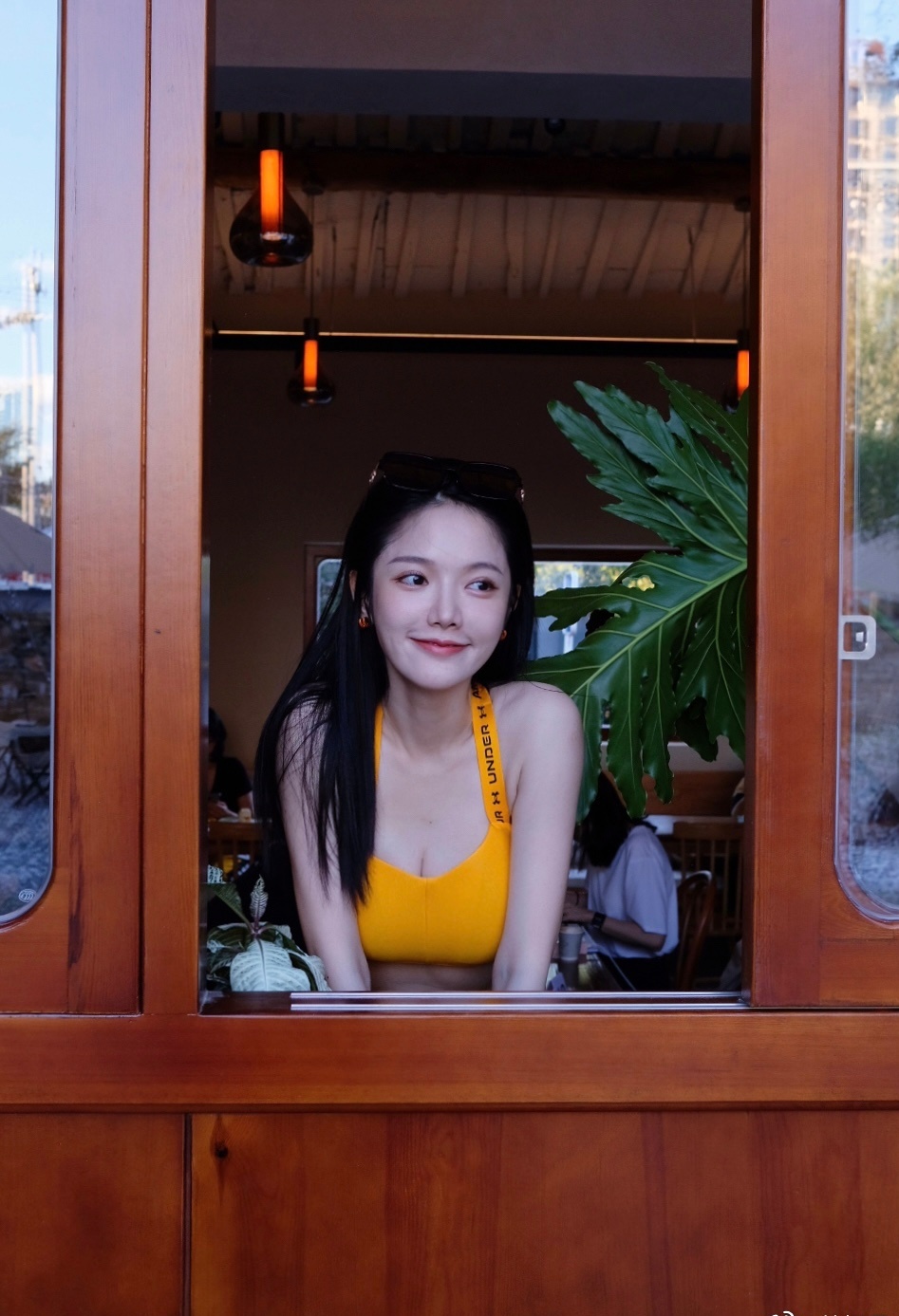 "Sexiest Huang Rong" Lin Yanrou posted a photo, showing off her plump figure in a yellow cropped ...