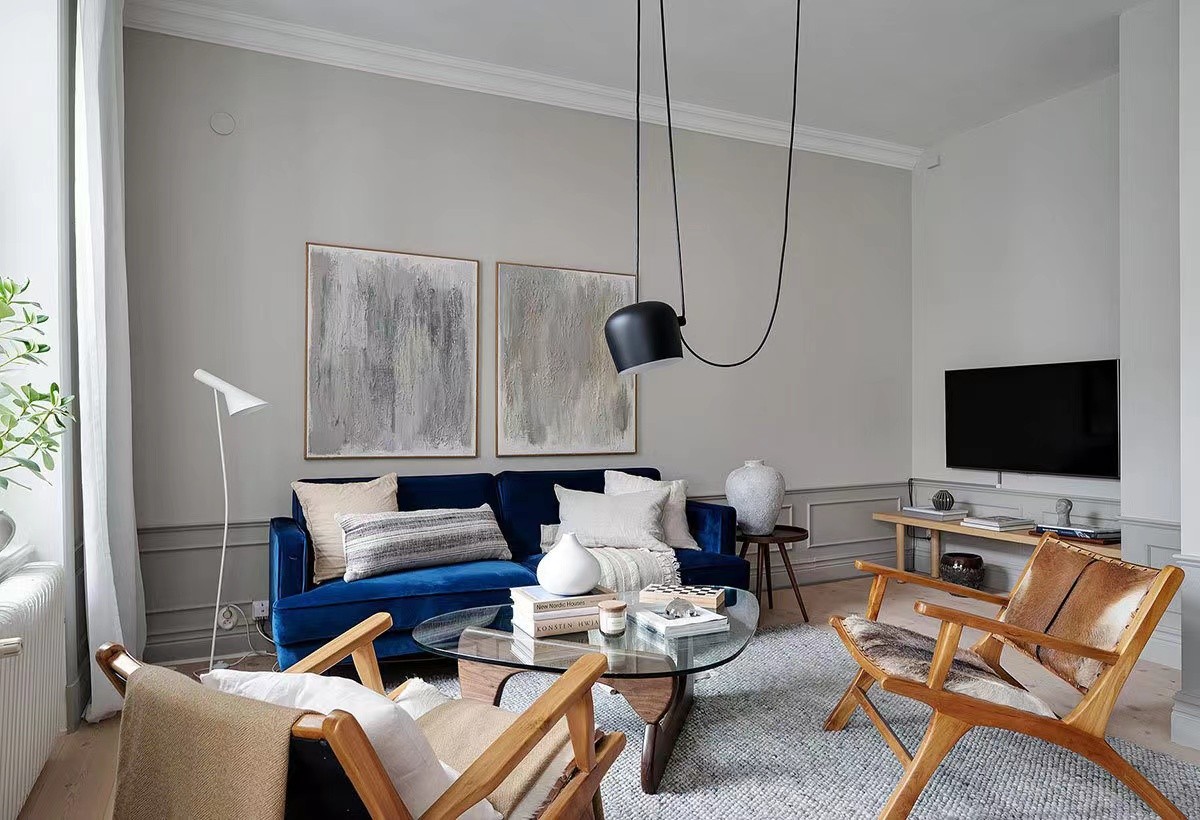 His house is 69 square meters, the blue velvet sofa is very good, the ...