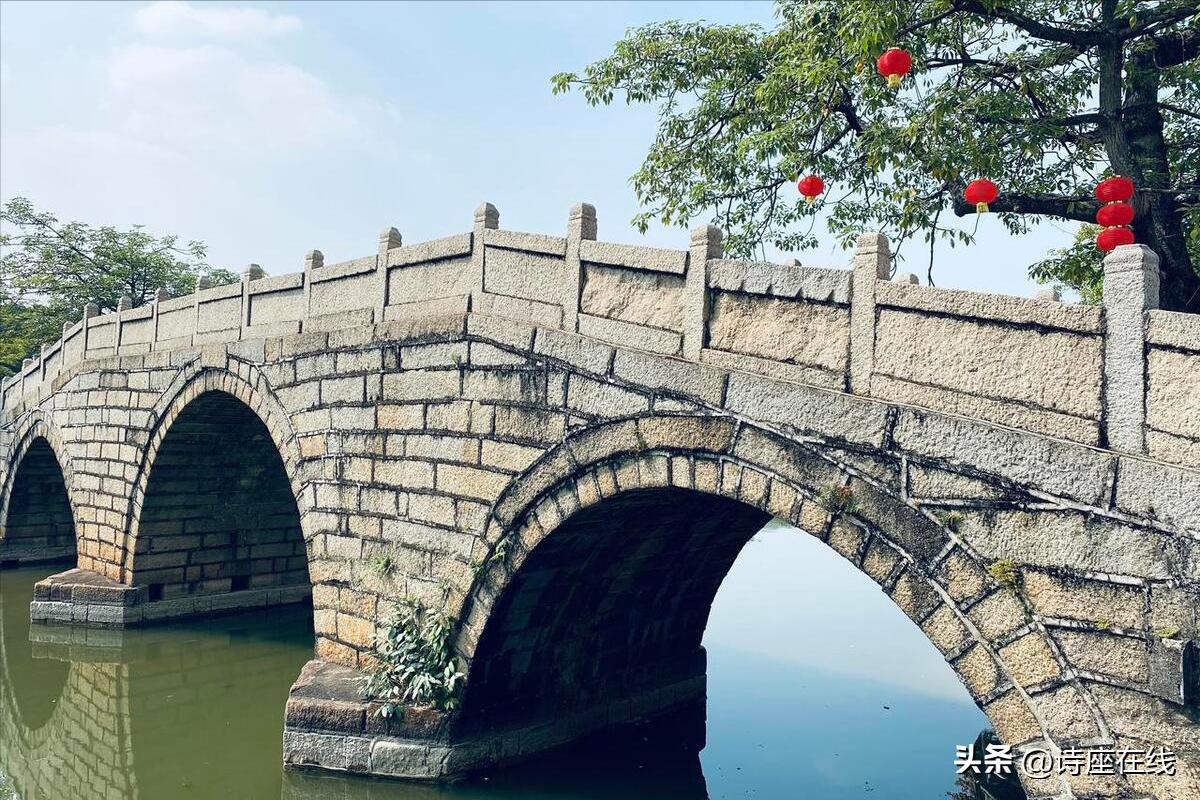 Three Hundred Famous Poems | A Brand New Ancient Market - iNEWS