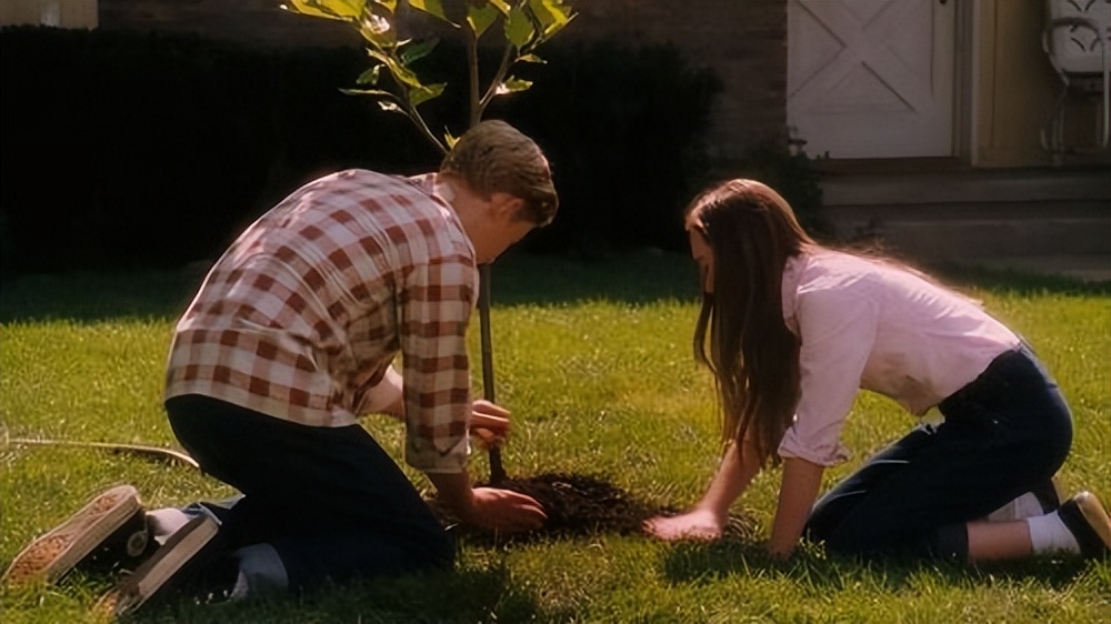 The two protagonists express the beautiful moments of innocent time ...