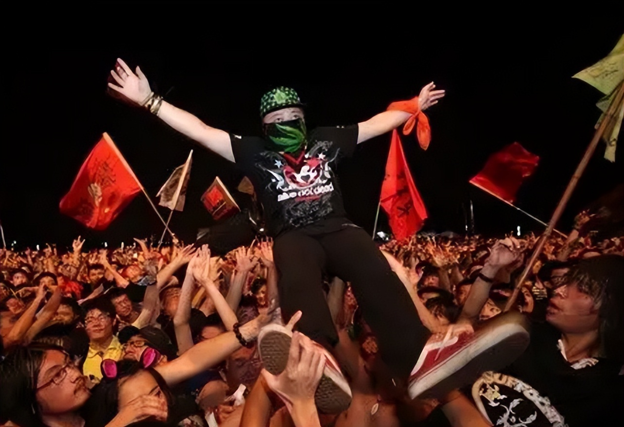 Famous singer jumped to fans in concert, overweight and unattended ...