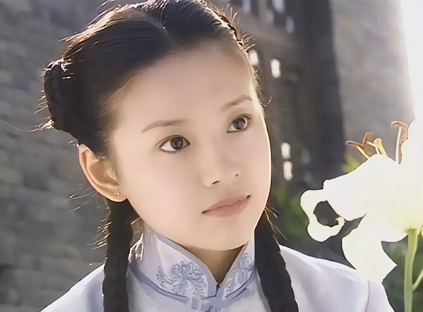 What is the significance of Dong Jie bringing goods out of the circle ...