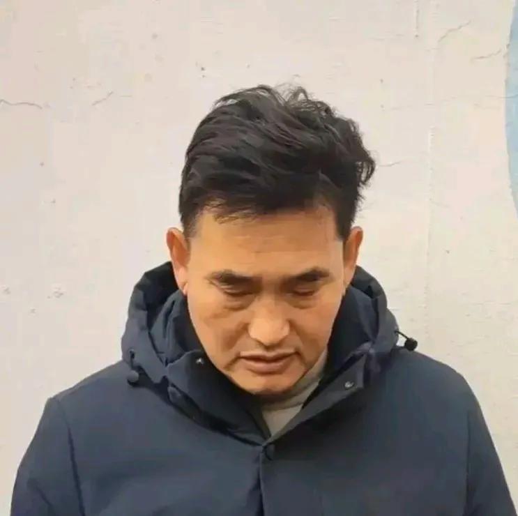 Coat brother and Coat sister-in-law have a haggard face in a recent ...