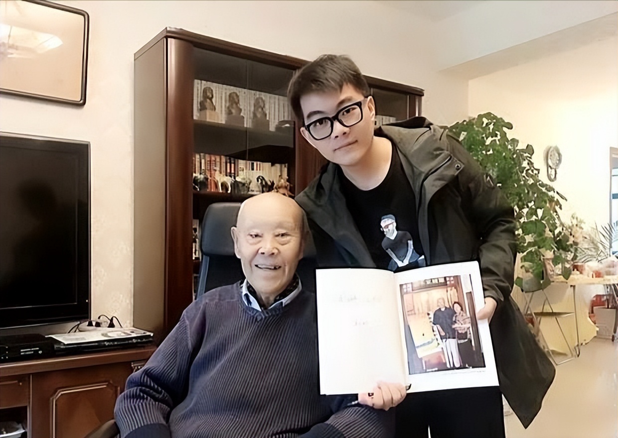 Bad news!The old artist Mr. Zheng Rong passed away at the age of 98. He ...