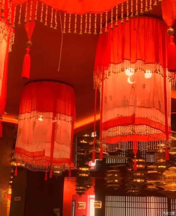 Driving a dolphin to check in the Internet celebrity restaurant--Chang ...