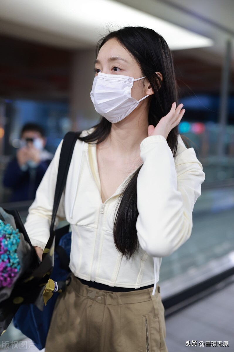 Sun Yihan arrived at Shanghai Airport, holding a purple bouquet ...