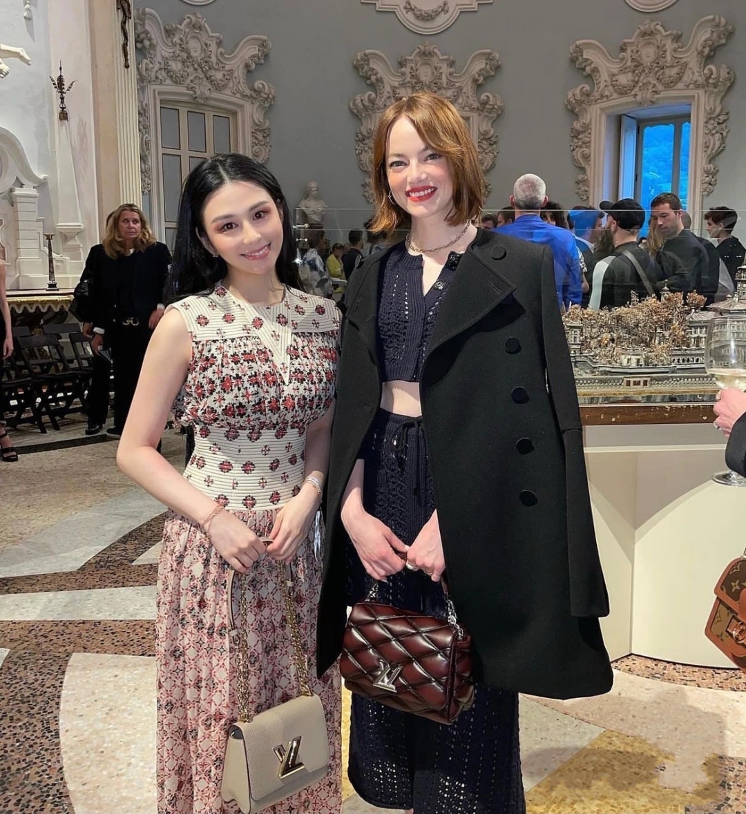 Qiu Shuzhen's daughter took a photo with Mitsuki Kimura, and she was ...