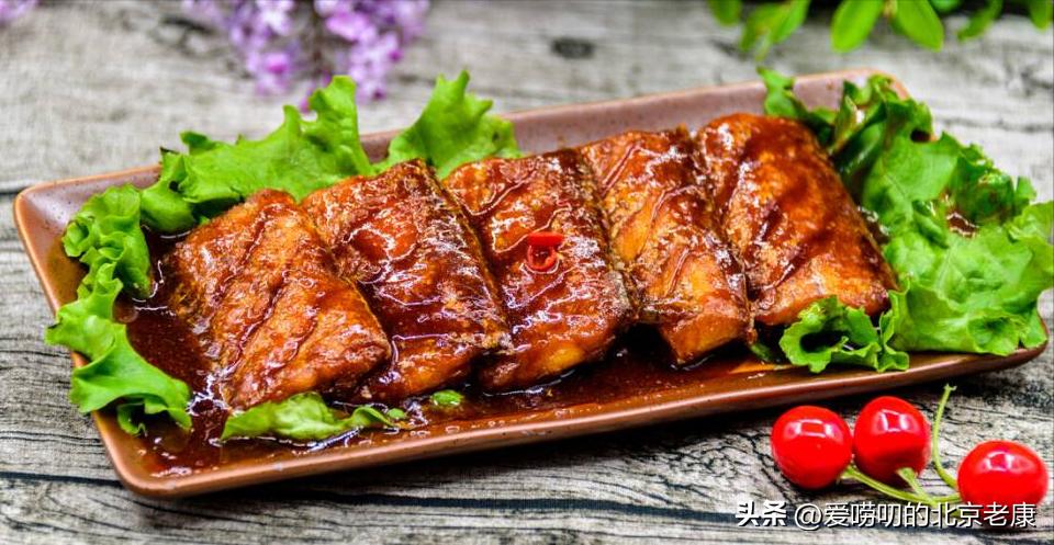 The practice of braised hairtail, the meat is fresh and tender, salty ...