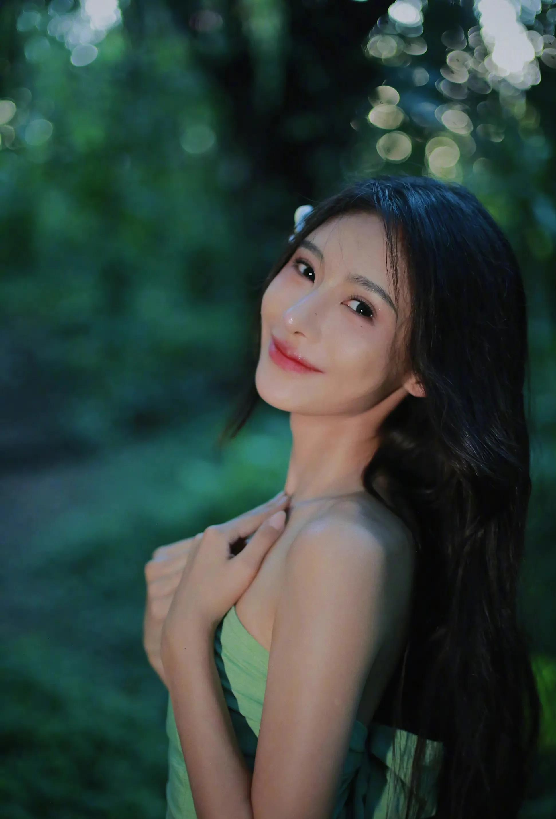 Yang Fuyu is exploring in the forest, so beautiful - iNEWS