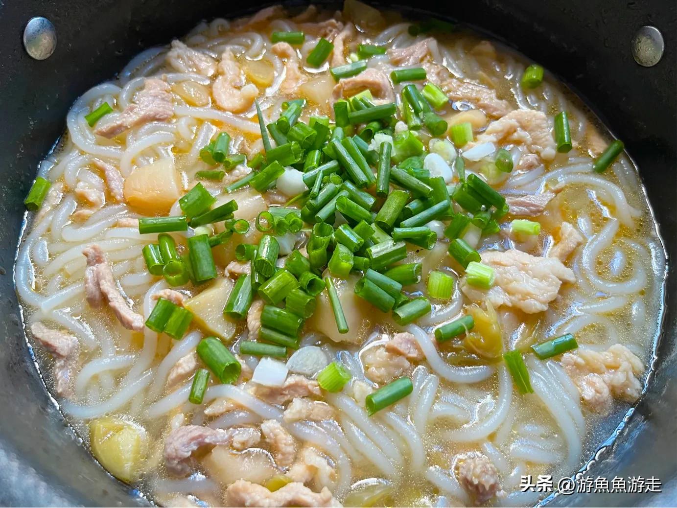 Pickled mustard shredded pork powder, tender and fragrant meat, full of ...