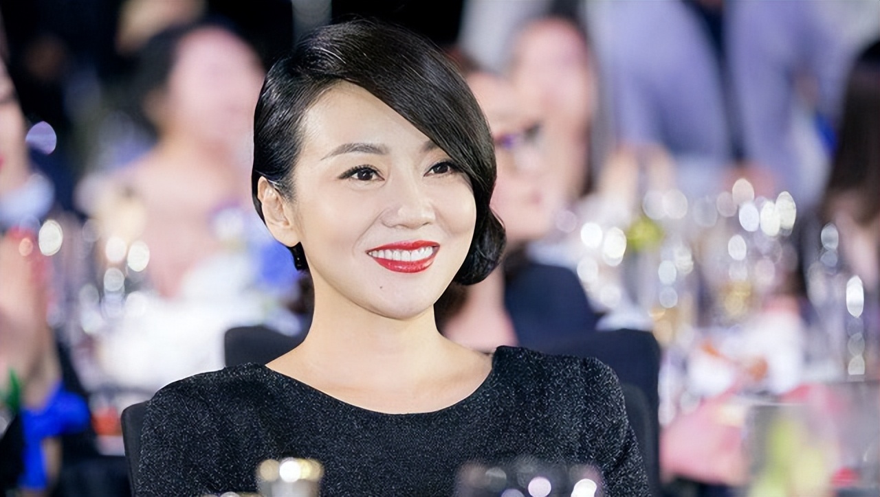 "Fashion woman" Yan Ni, after the divorce 3 times old cow eats young ...