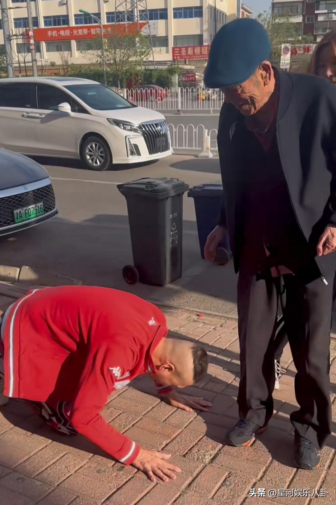 92-year-old Yang Shaohua appeared in Han Zhao's restaurant, walking ...