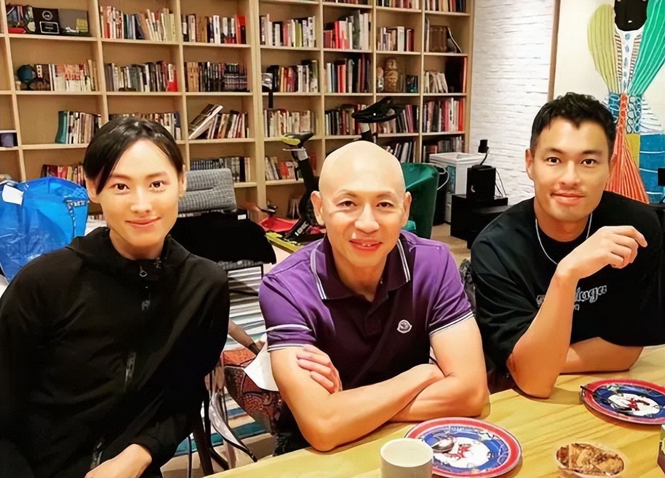 Liang Luoshi participated in the crew dinner and took a photo with Lin ...