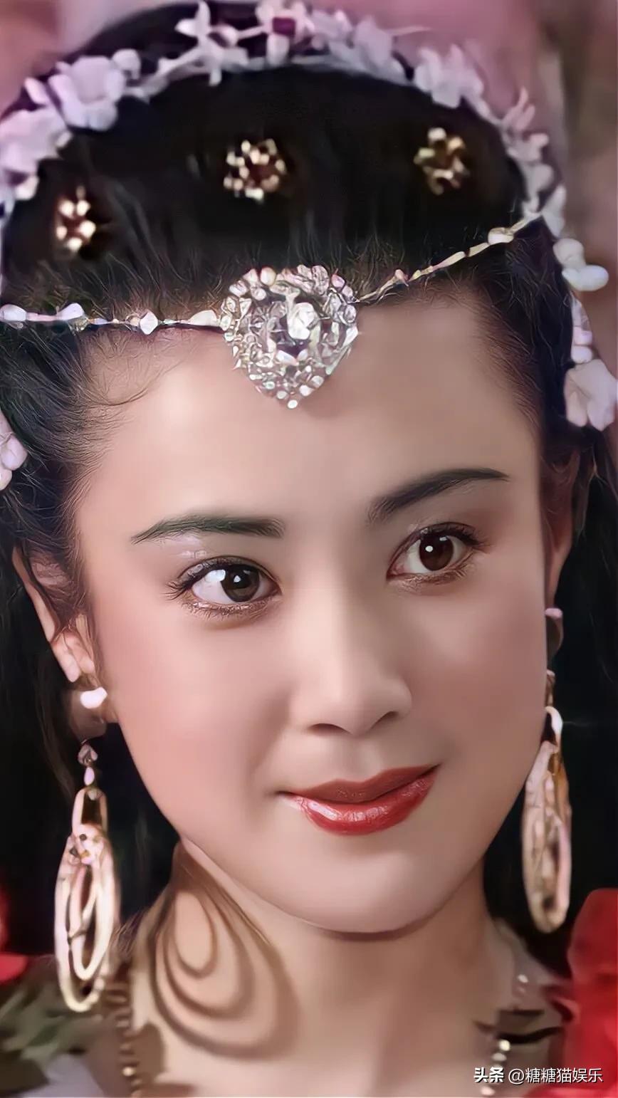 Fu Yiwei: Alluring the country and the city, beautiful as a flower - iNEWS