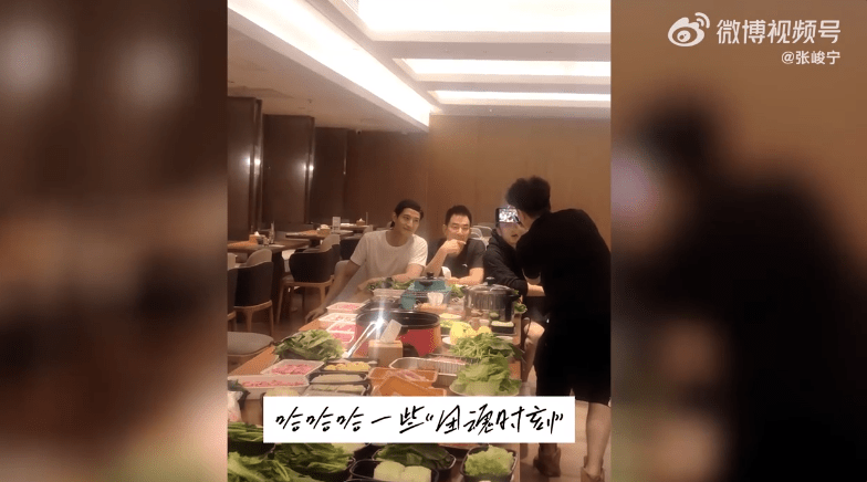 Is Zhang Junning a fan of Ren Xianqi?The eyes are full of Ren Xianqi ...