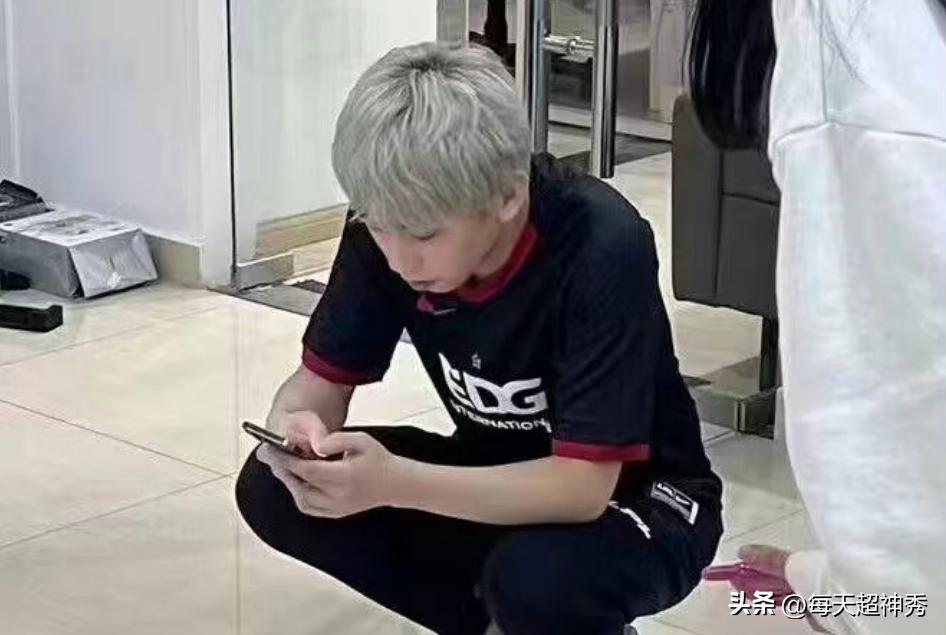 A Le Fofo appeared in the EDG training room, Jiejie responded late at ...