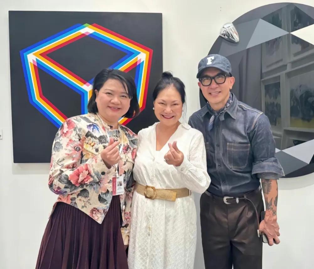 Koo Jun-yup Art Exhibition 3 melons! Taking an intimate photo with S's ...