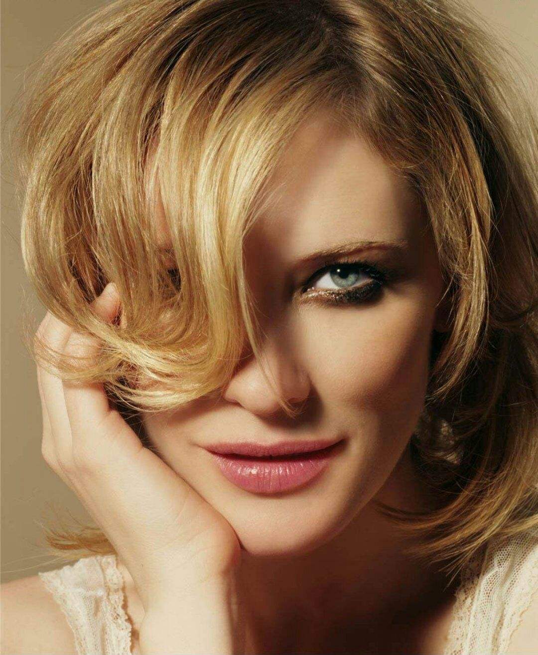 Queen's Splendid Splendor: Cate Blanchett's Shocking Performance in ...