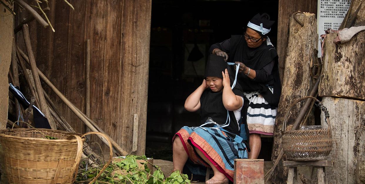 How open are the Baiku Yao people? The sides of women's clothing are ...