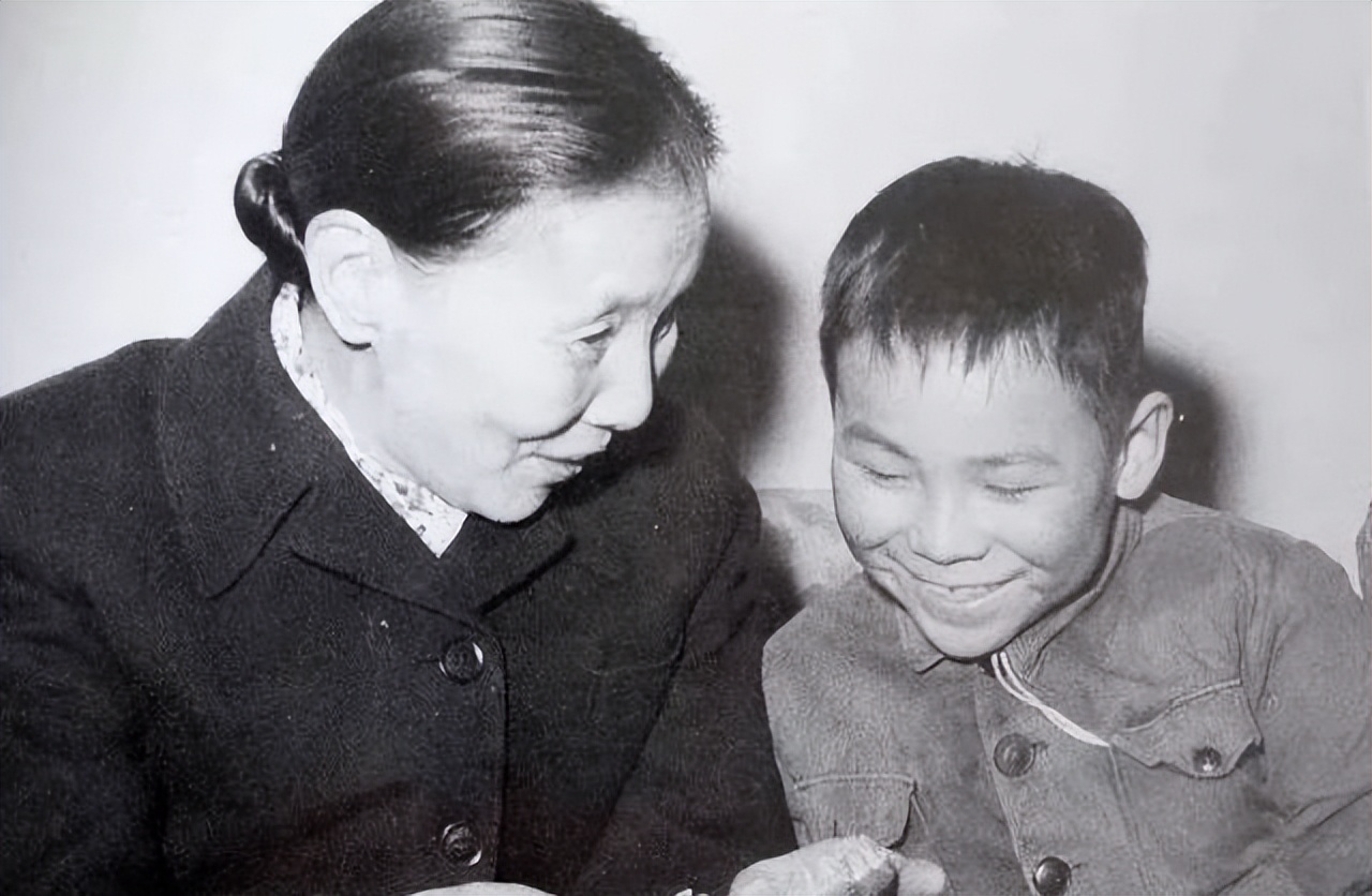 His son Wu Ping was messing with flowers and grass, his wife went to ...