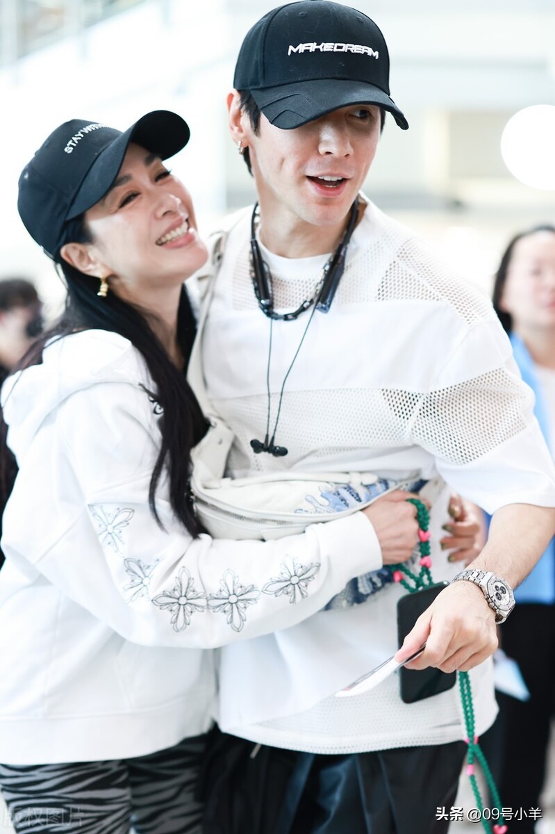 Christy Chung and Zhang Lunshuo appeared at Beijing Airport to kiss and ...