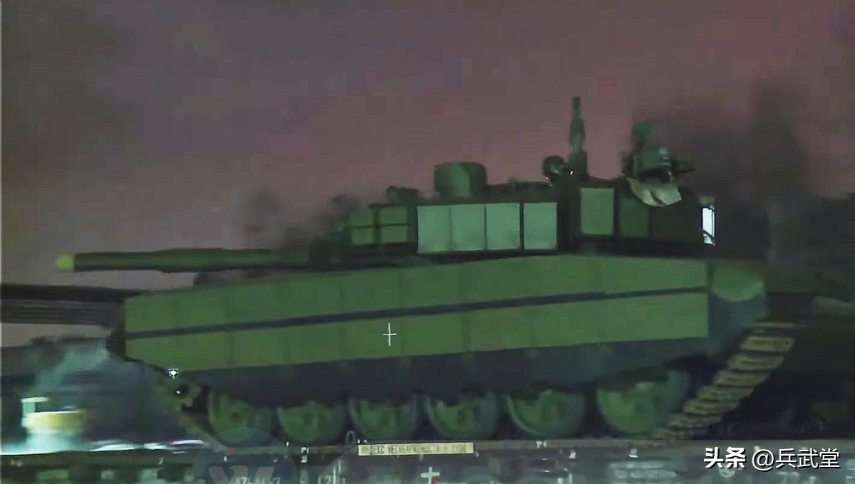 Russia's new version of T72 shipped to the front?According to actual combat experience, the ...