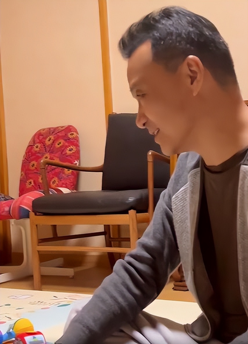 Haiha Jinxi's father appeared on the scene, younger and more handsome ...