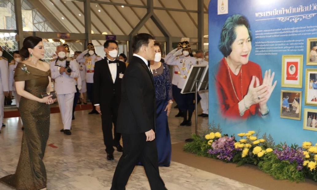 Suthida shines at the Royal Concert, wearing a champagne gold dress and ...