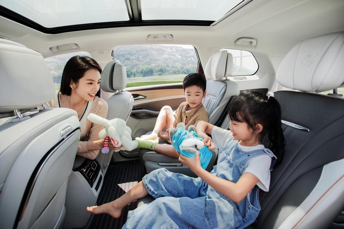 The 2.9-meter wheelbase provides ample space, and the yacht is equipped ...