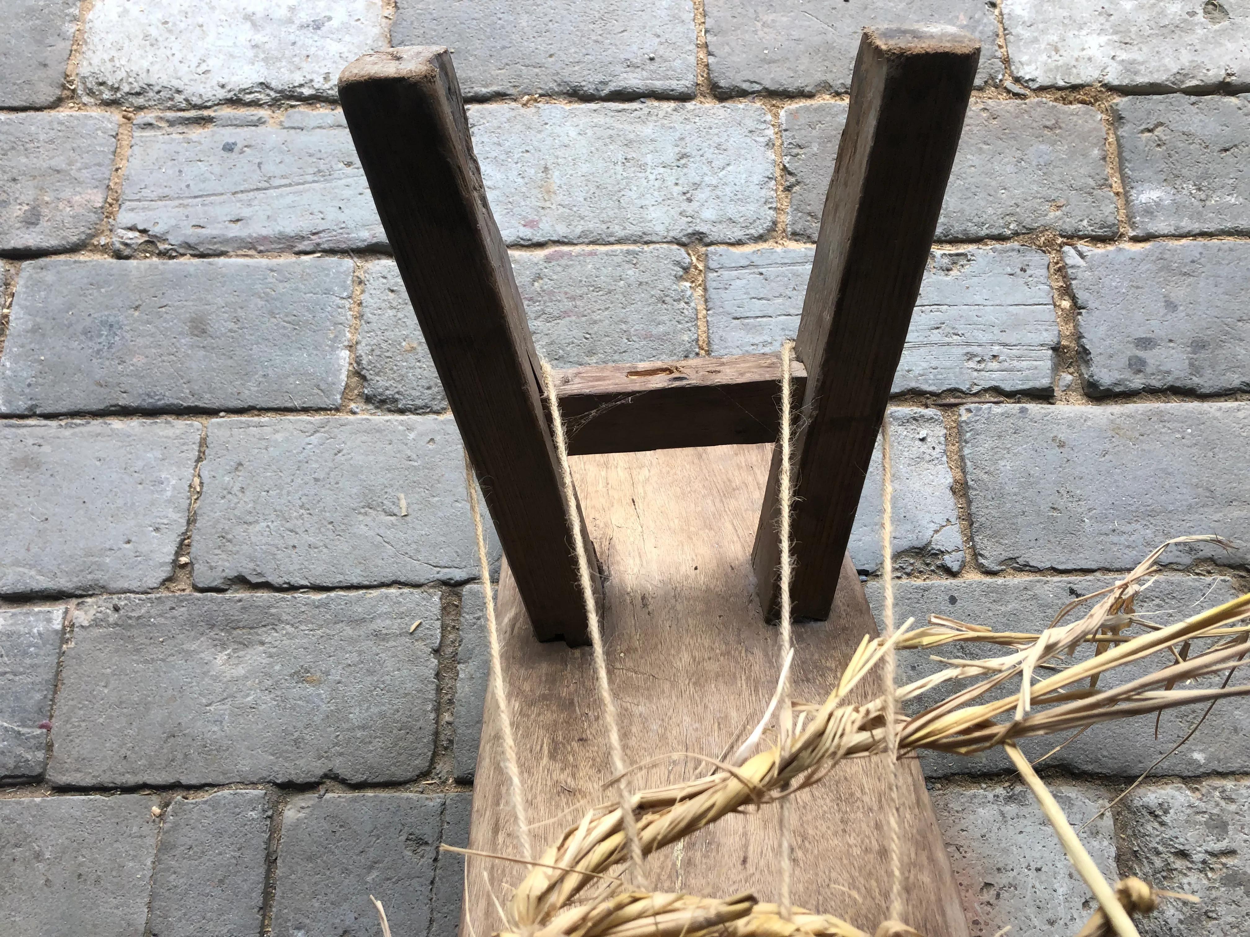The Red Army plays their own straw sandals - iNEWS