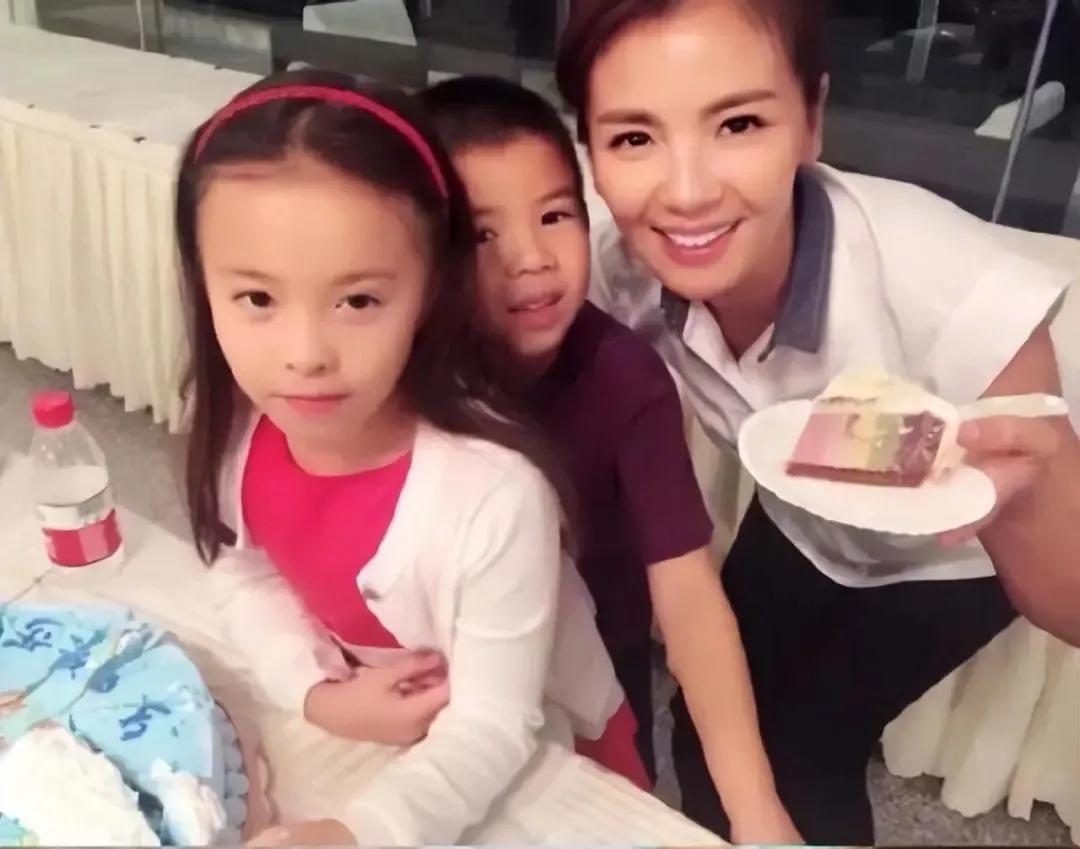 Liu Tao posts family photos! The 14-year-old daughter is as beautiful ...
