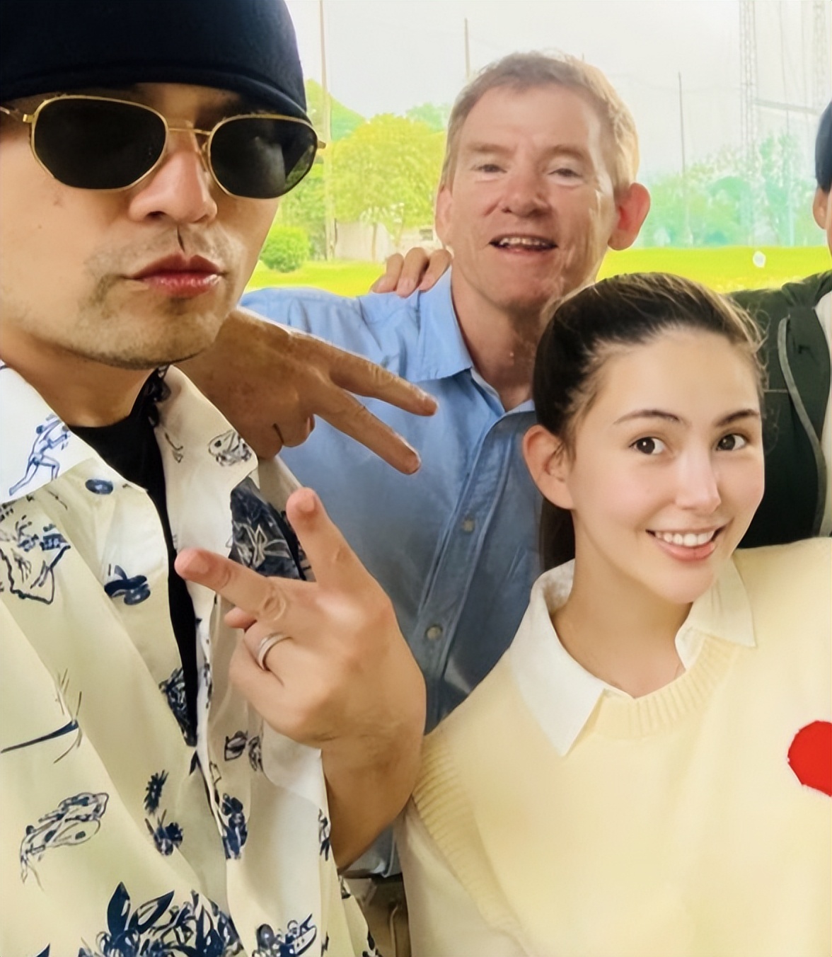 Jay Chou took a group photo with his father-in-law, Weng and his son-in ...