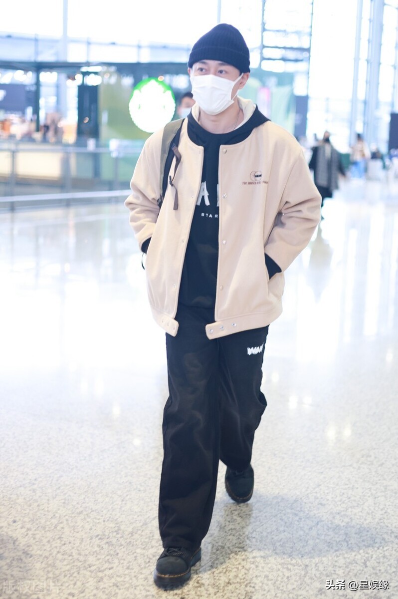 Lin Feng departed from Hongqiao Airport, wearing a casual baseball ...