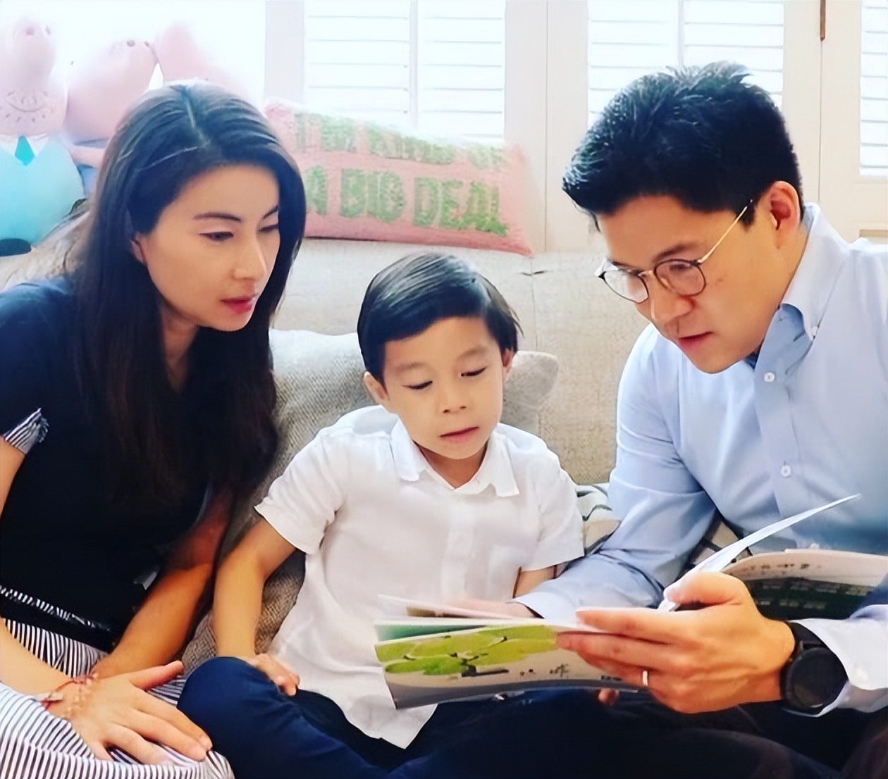 Huo Qigang and his wife took their three children to the sea!Guo ...