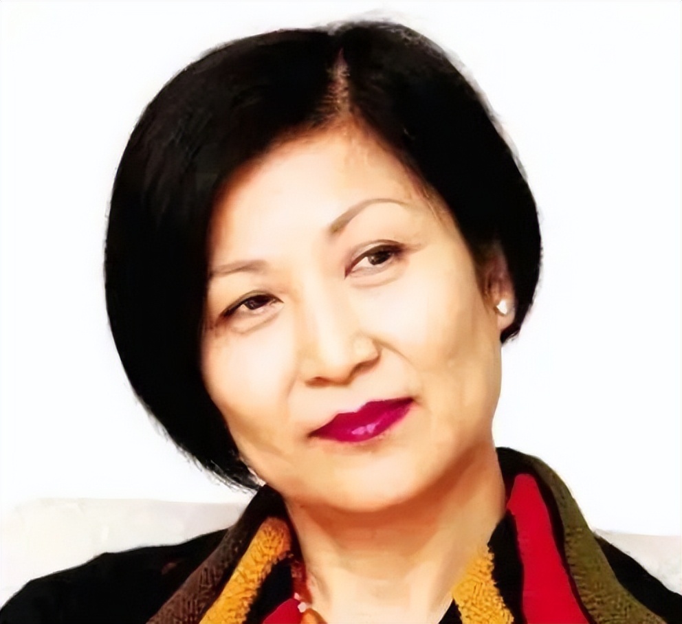 Jiang Meiyi bent down to toast Zeng Lizhen——Because of the pain, she ...