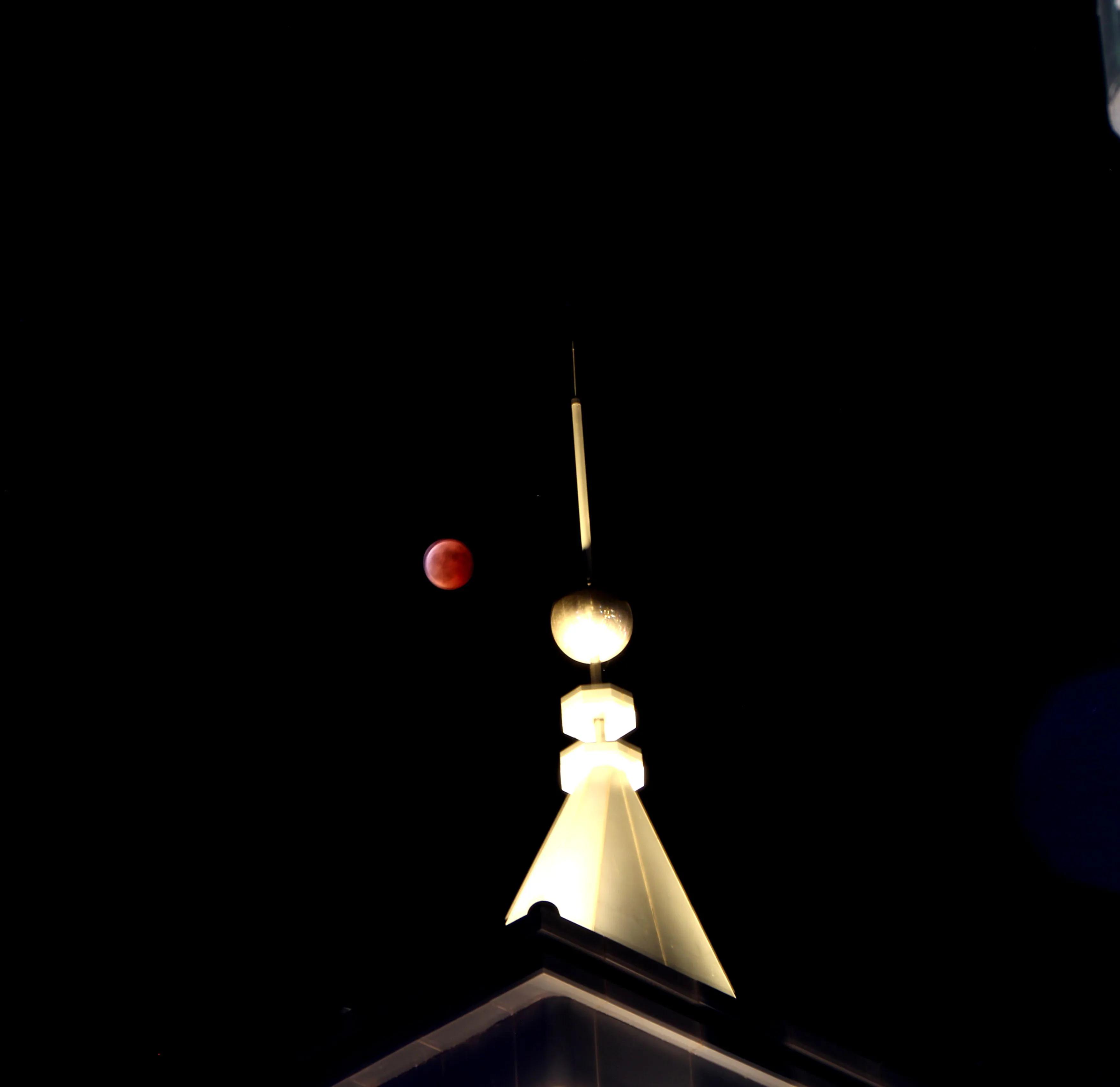 total lunar eclipse red moon - iNEWS