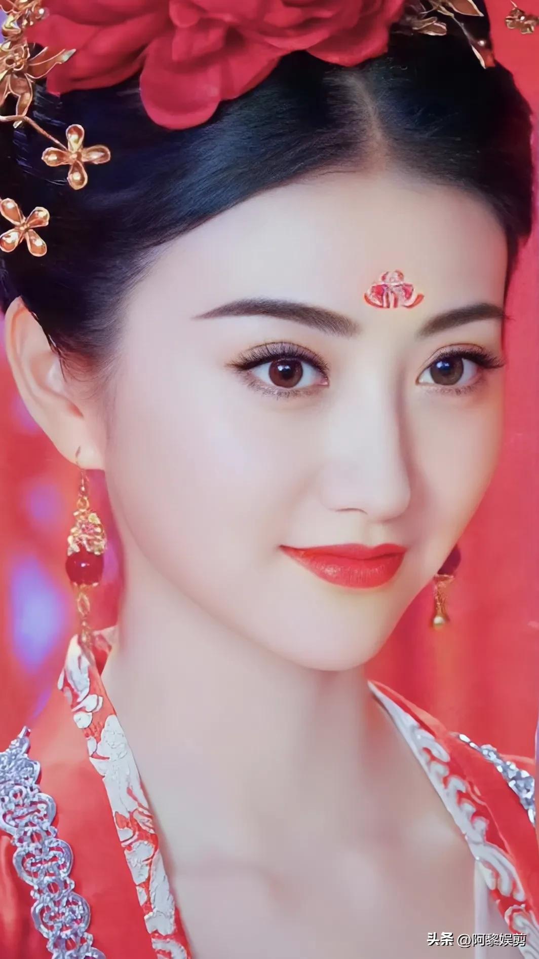 Jing Tian: Pink makeup and jade carving, Chang'e in the moon - iNEWS