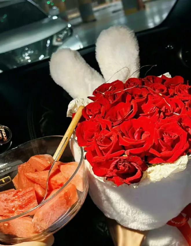 Du Haitao sent Shen Mengchen rabbit ear roses, Shen Mengchen: Happiness ...